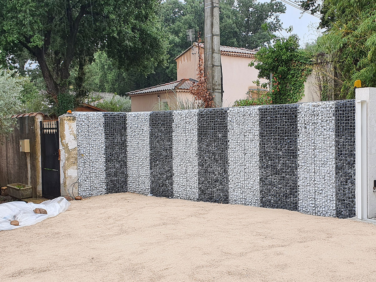 Mur en gabion, galet de marbre blanc et noir, pose d'un portail ...